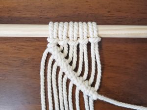 Clove Hitch Knot: How to tie one of the most important knots (Left to ...