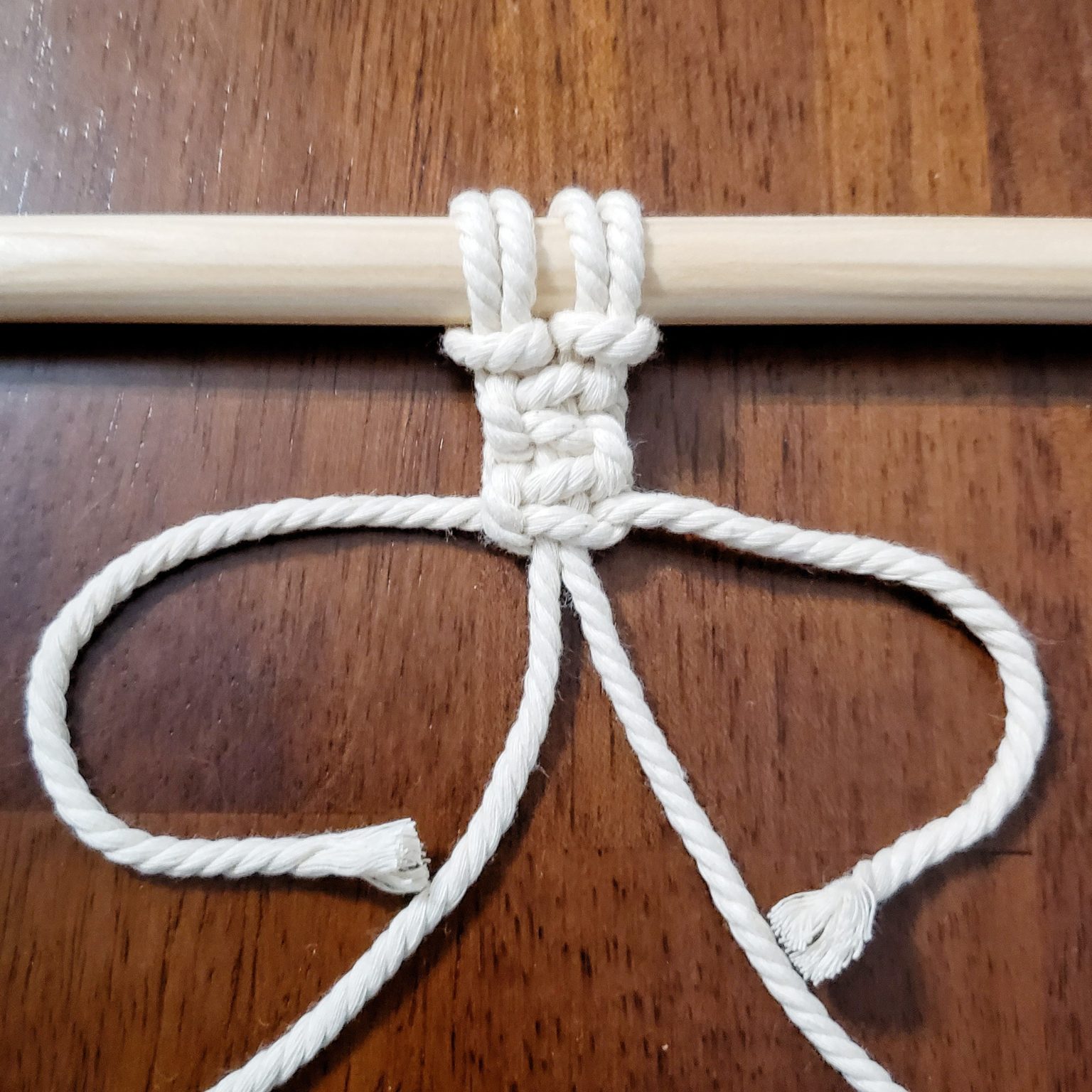 How to Make a Square Knot – EasyPeasyMakers